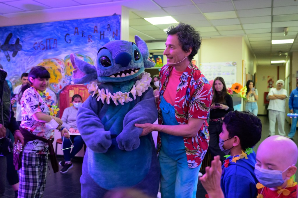 La ayuda también cura: cómo fue la visita de Stich a Casa Garrahan en ...